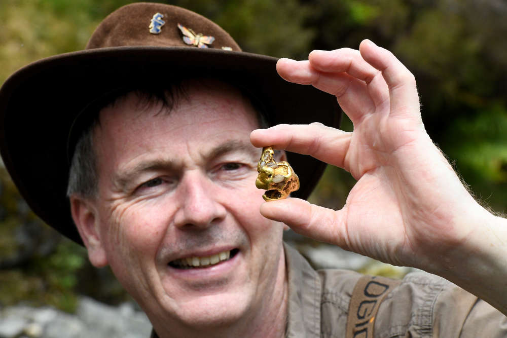 Amateurgoudzoeker vindt grote klomp - KIJK Magazine