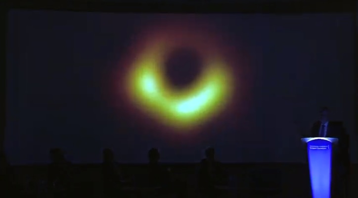 Eerste foto van een zwart gat is een feit - KIJK Magazine