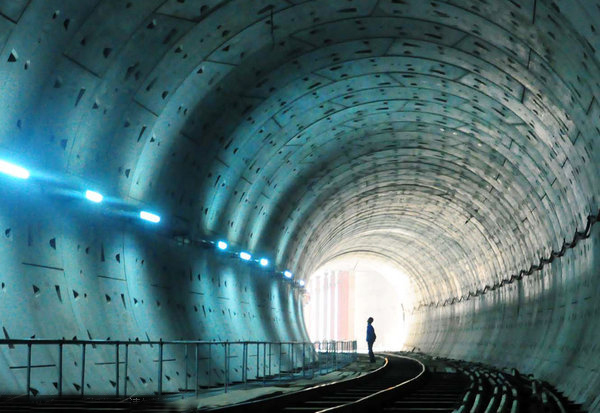 De vijf langste spoortunnels - KIJK Magazine