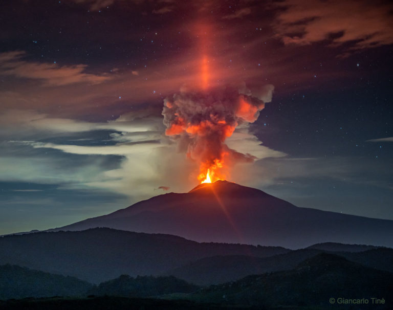 Picture Perfect: vulkanische lichtflits - KIJK Magazine