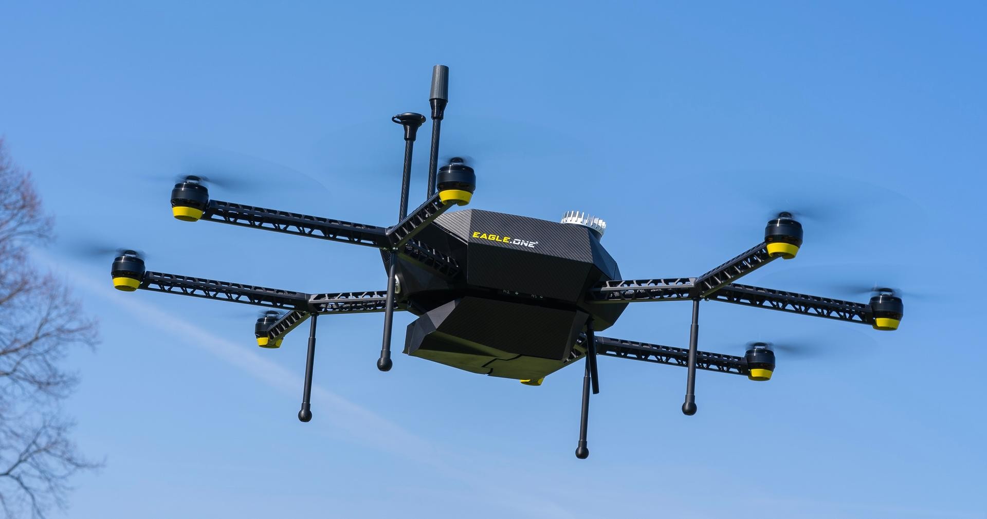 Octocopter vangt twee vijandelijke drones per keer - KIJK Magazine